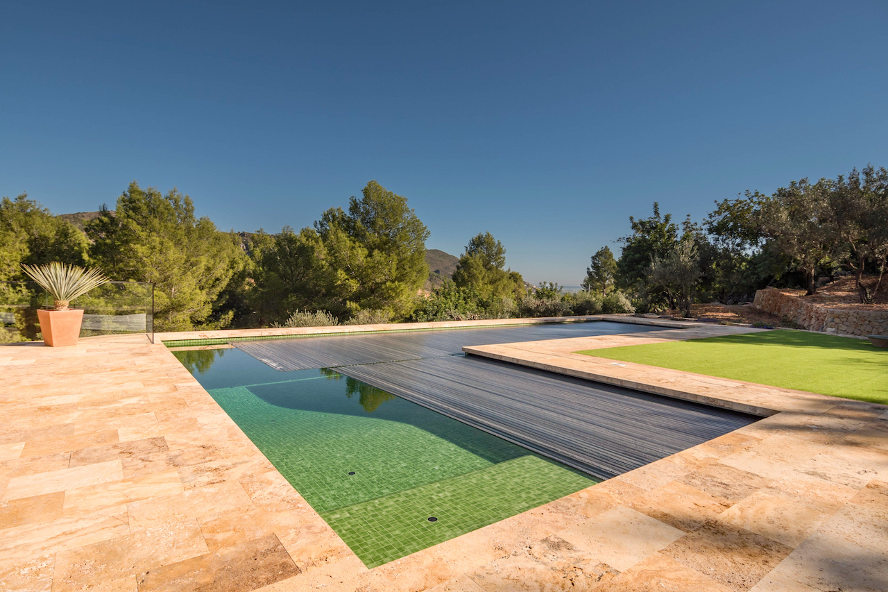 Piscina color verde en plena naturaleza. — Gunitec Blog